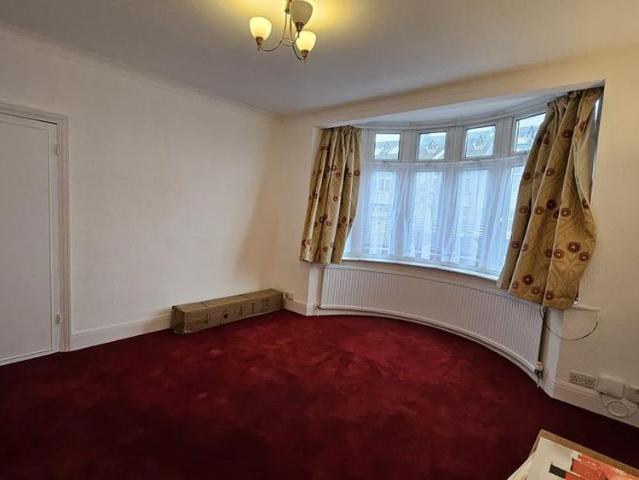 5 bedroom end of terrace house to rent