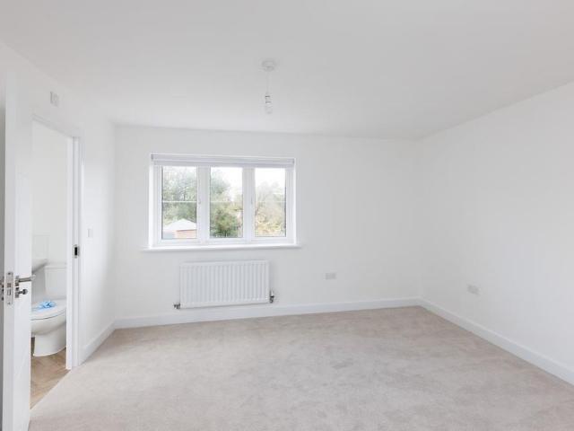 5 bedroom end of terrace house to rent