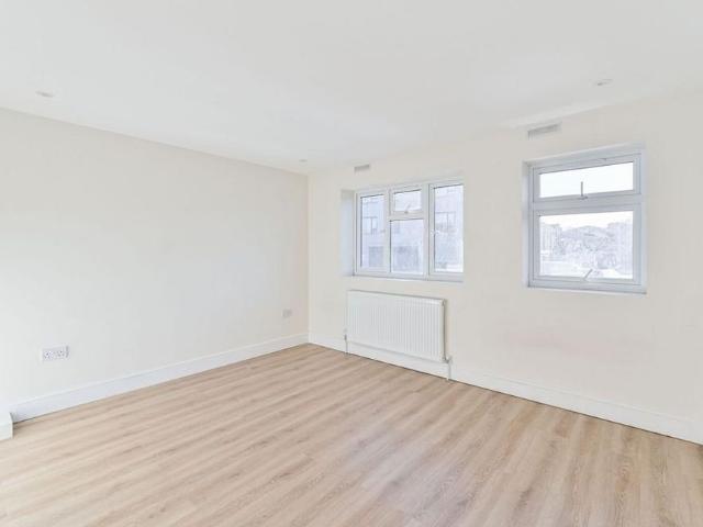 5 bedroom end of terrace house to rent