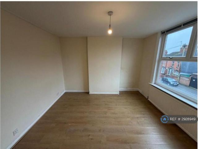 5 bedroom end of terrace house to rent