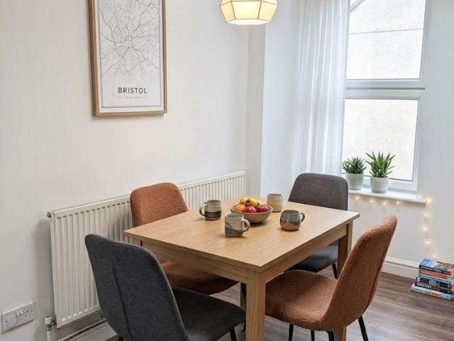 5 bedroom end of terrace house to rent