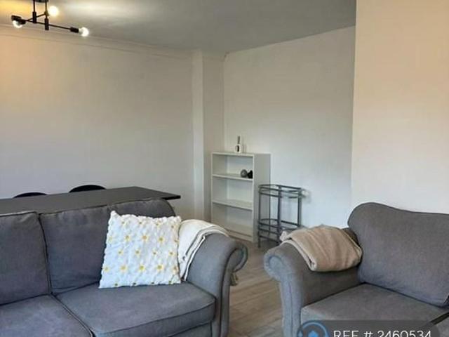 5 bedroom end of terrace house to rent