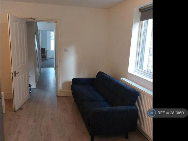 5 bedroom end of terrace house to rent