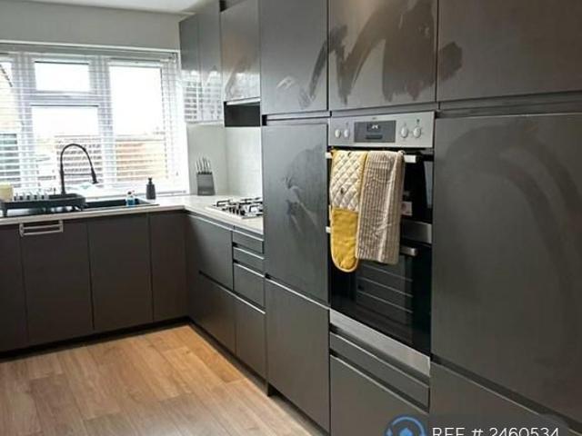5 bedroom end of terrace house to rent