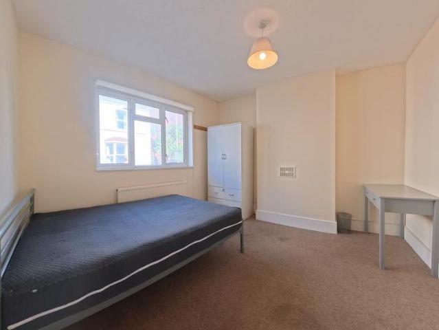 5 bedroom end of terrace house to rent