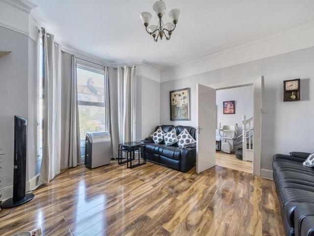 5 bedroom end of terrace house to rent