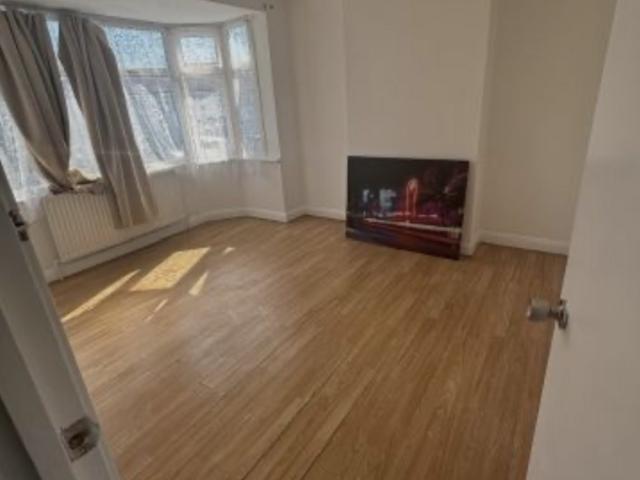5 bedroom end of terrace house to rent