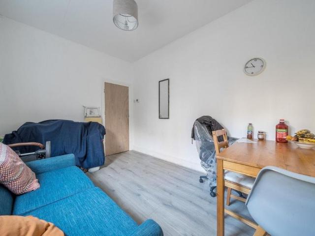 5 bedroom end of terrace house to rent