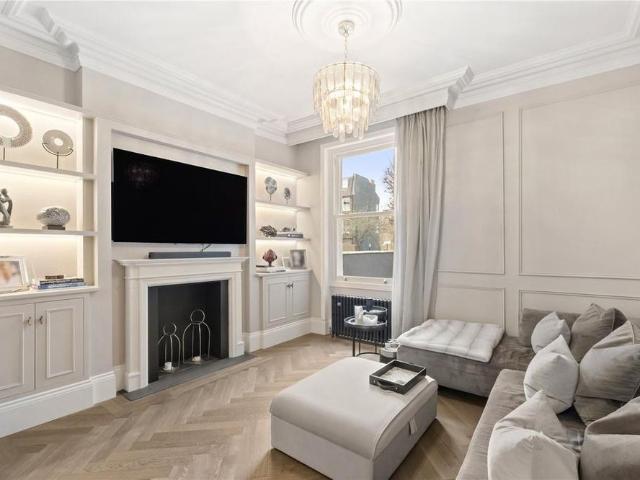 5 bedroom end of terrace house to rent
