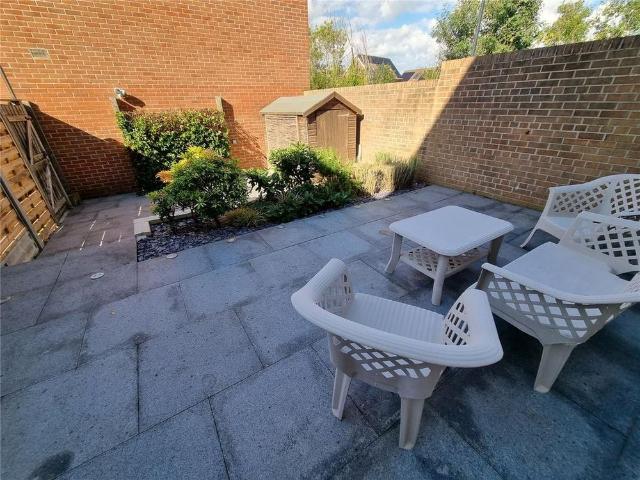 5 bedroom end of terrace house to rent