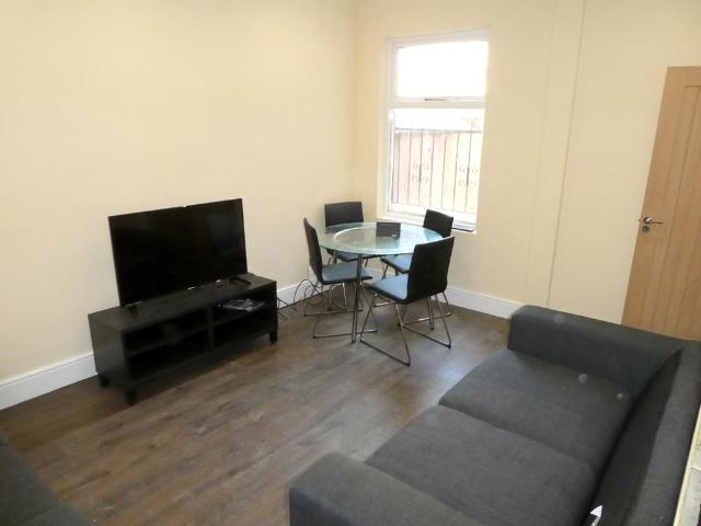 5 bedroom end of terrace house to rent