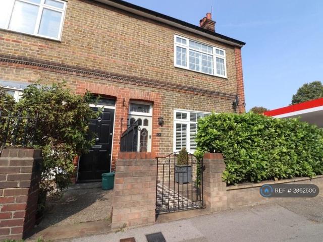 5 bedroom end of terrace house to rent