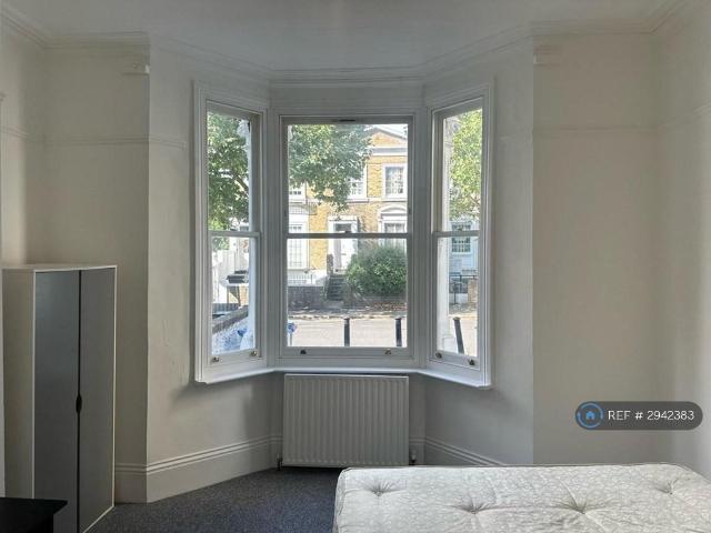 5 bedroom end of terrace house to rent