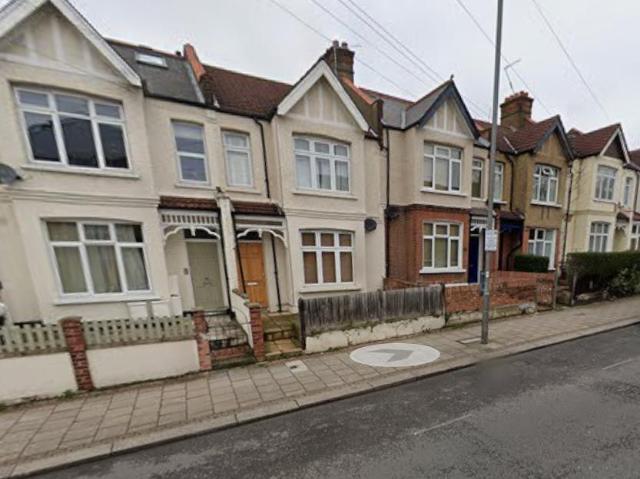 5 bedroom end of terrace house to rent