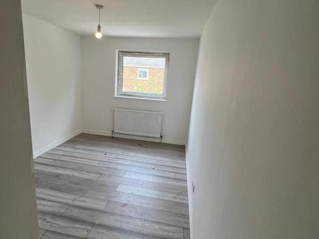 5 bedroom end of terrace house to rent