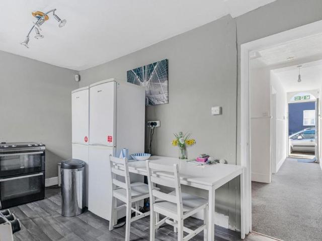 5 bedroom end of terrace house to rent