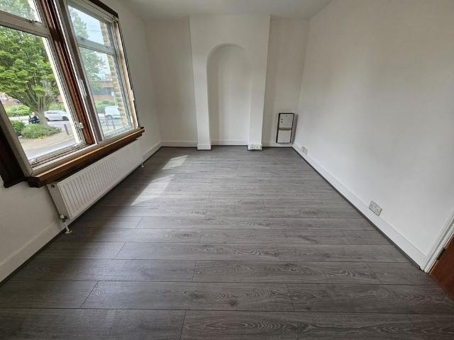 5 bedroom end of terrace house to rent