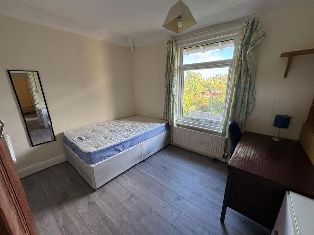 5 bedroom end of terrace house to rent