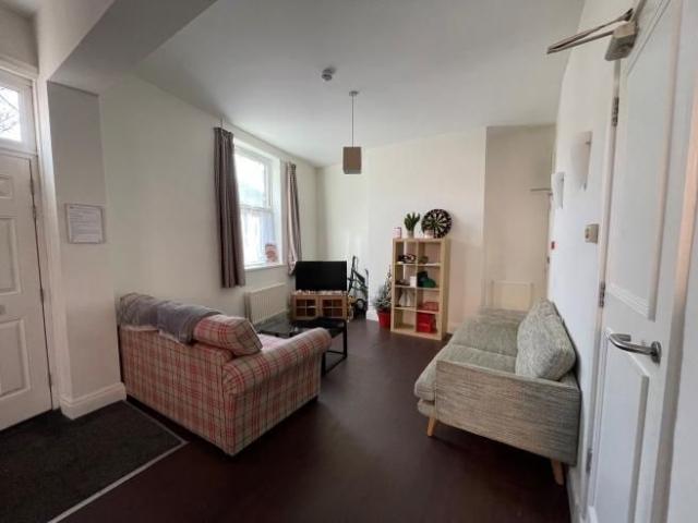 5 bedroom end of terrace house to rent