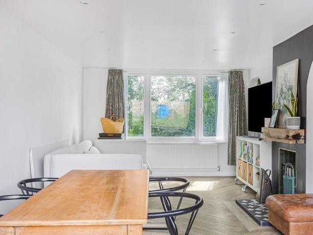 5 bedroom end of terrace house to rent