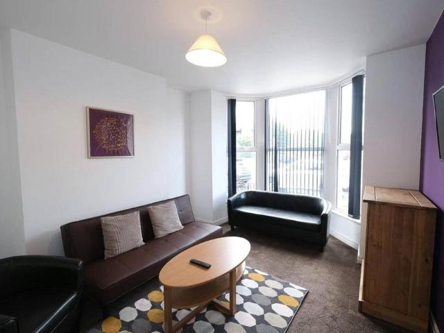 5 bedroom end of terrace house to rent