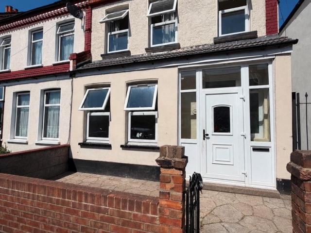 5 bedroom end of terrace house to rent