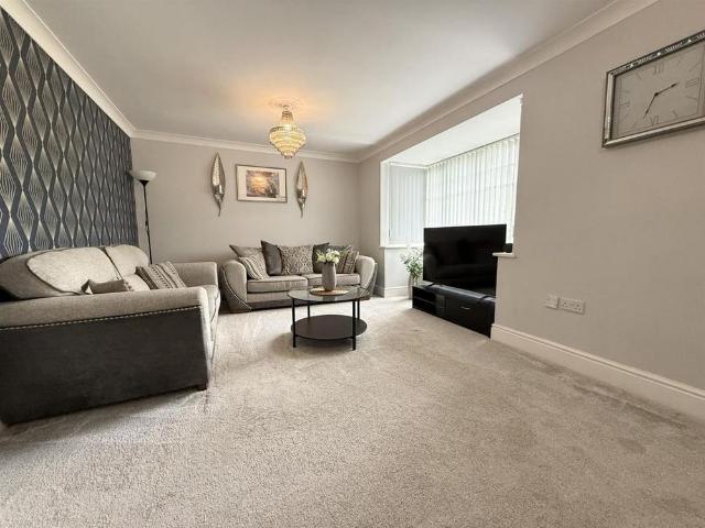 5 bedroom end of terrace house to rent
