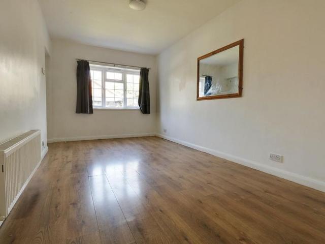 5 bedroom end of terrace house to rent