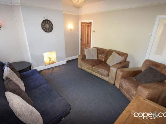 5 bedroom end of terrace house to rent