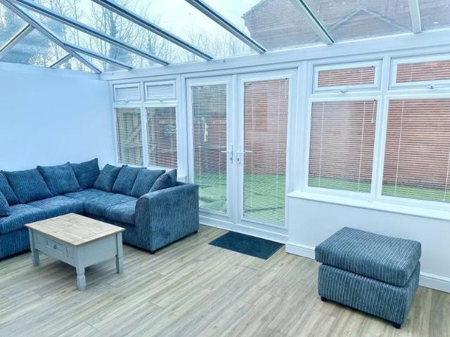 5 bedroom end of terrace house to rent