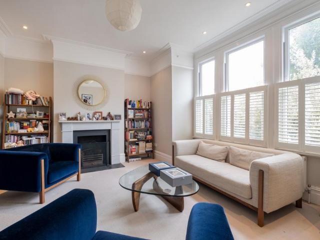 5 bedroom end of terrace house to rent
