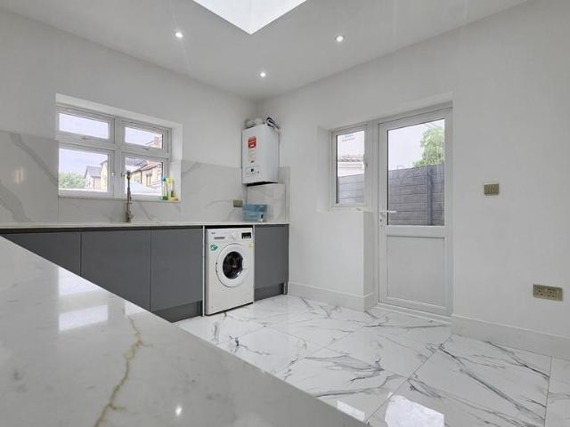 5 bedroom end of terrace house to rent