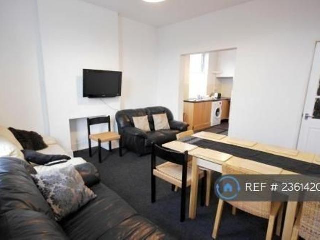 5 bedroom end of terrace house to rent