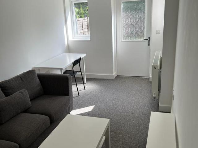 5 bedroom end of terrace house to rent
