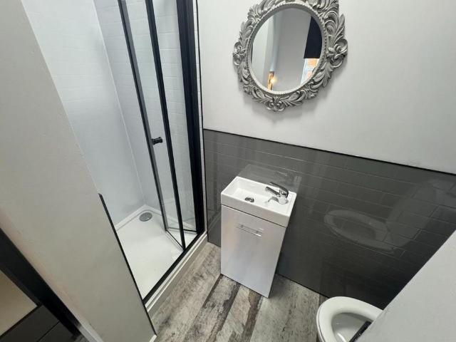 5 bedroom end of terrace house to rent