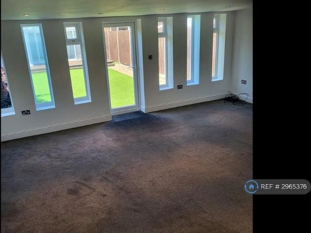5 bedroom end of terrace house to rent