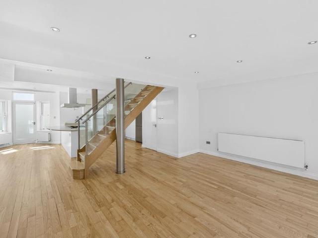 5 bedroom end of terrace house to rent