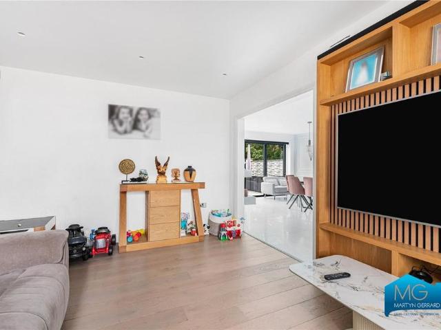 5 bedroom end of terrace house to rent