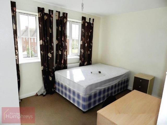 5 bedroom end of terrace house to rent