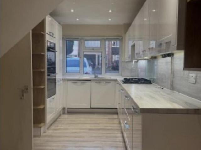 5 bedroom end of terrace house to rent