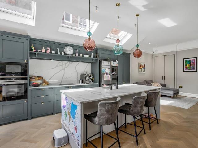 5 bedroom end of terrace house to rent