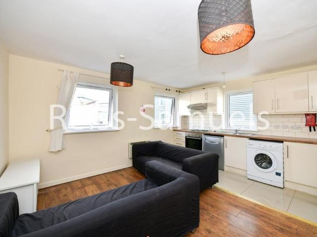 5 bedroom end of terrace house to rent