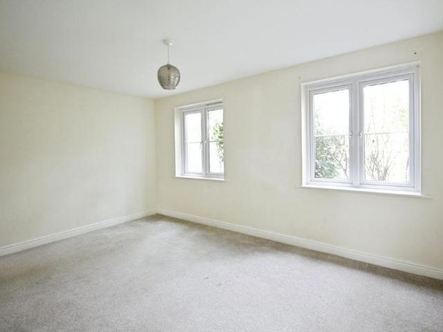5 bedroom end of terrace house to rent
