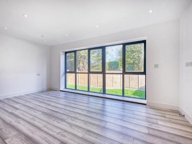 5 bedroom end of terrace house to rent