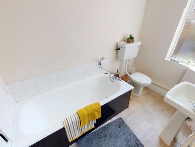 5 bedroom end of terrace house to rent