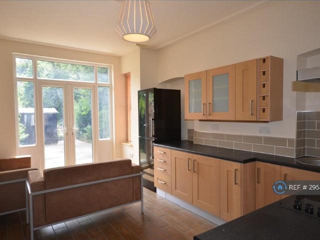 5 bedroom end of terrace house to rent