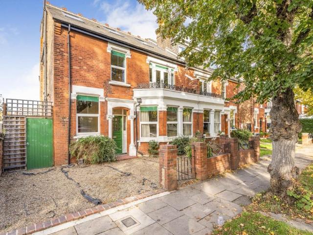 5 bedroom end of terrace house to rent