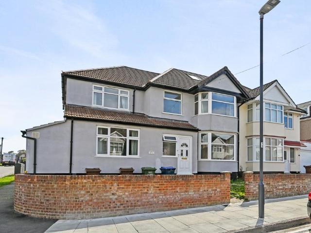 5 bedroom end of terrace house to rent