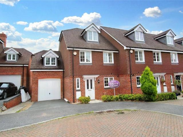 5 bedroom end of terrace house to rent