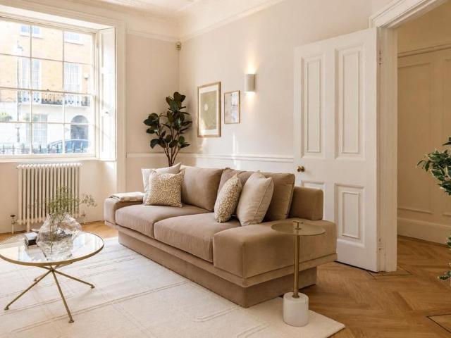 5 bedroom end of terrace house to rent